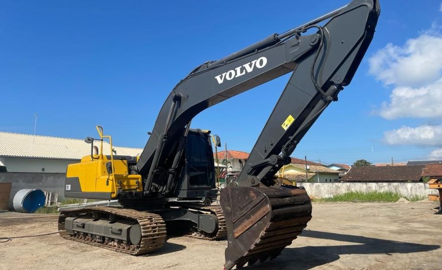 Escavadeira Volvo EC220D - Curitiba/PR - Volvo - Escavadeiras ...