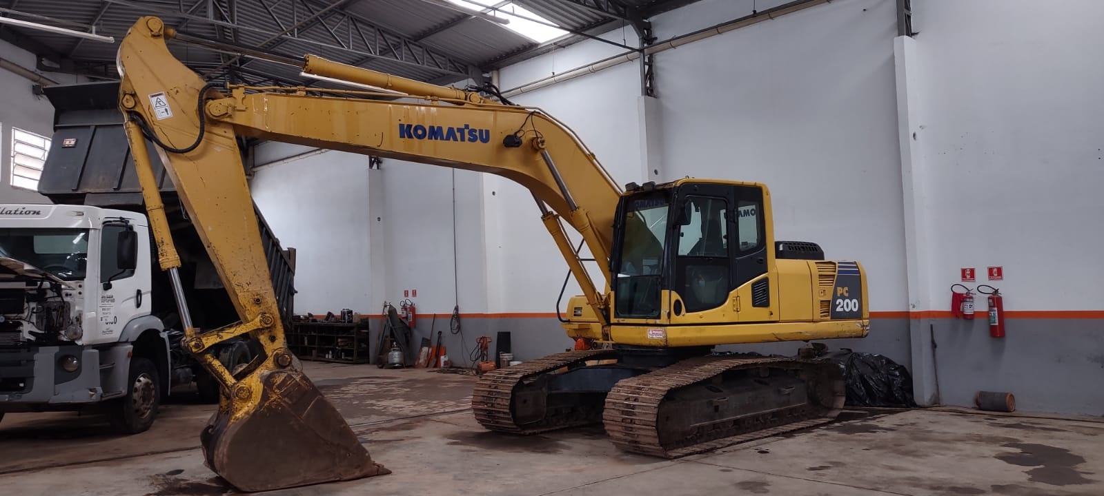 ESCAVADEIRA HIDRÁULICA MARCA KOMATSU MODELO PC200, CHASSI B32067 - São ...