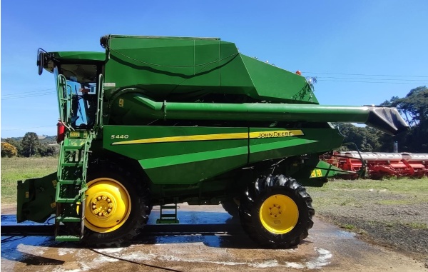 Catálogo de Colheitadeiras e colhedoras da John Deere - Popagro